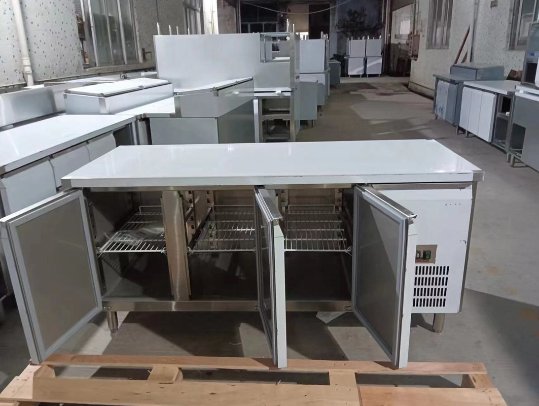 2~8℃ 220-240V/1PH/50HZ SS304 Refrigeration Chiller 3 Doors Worktable ...