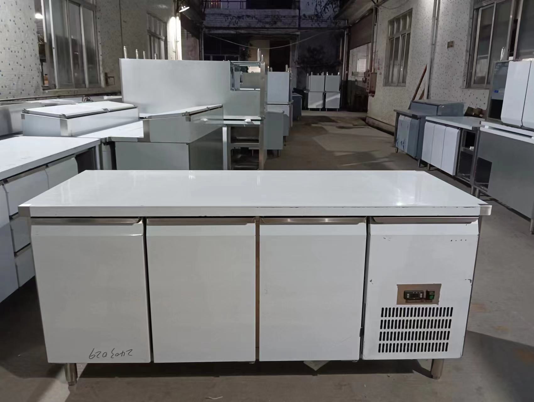 2~8℃ 220-240V/1PH/50HZ SS304 Refrigeration Chiller 3 Doors Worktable ...